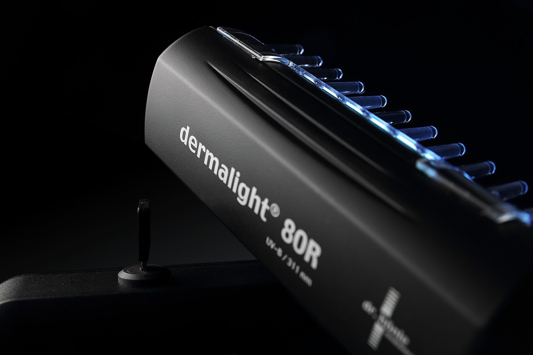 Hand-held dermatology lamp - dermalight®80R - Dr. Hönle Medizintechnik ...