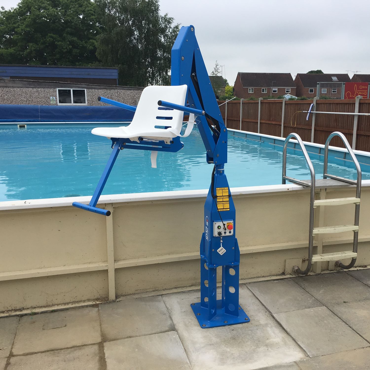 Battery-operated patient lift - F100M - DiGi Project - floor-mounted ...