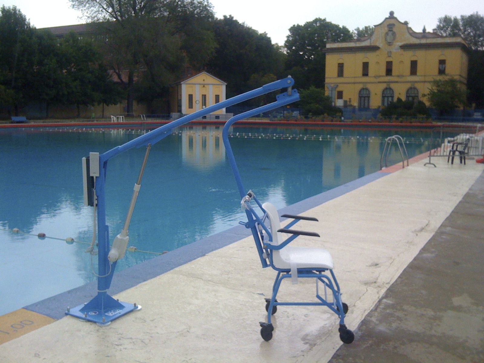 Electric patient lift / floor-mounted / pool - F145, F145B - DiGi ...