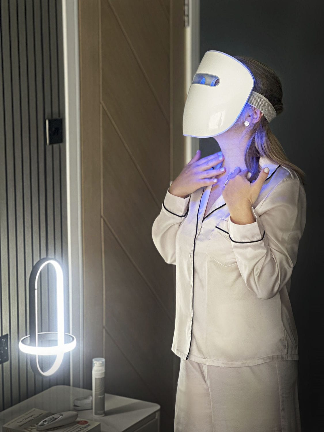 Aesthetic phototherapy lamp - TensCare - wearable