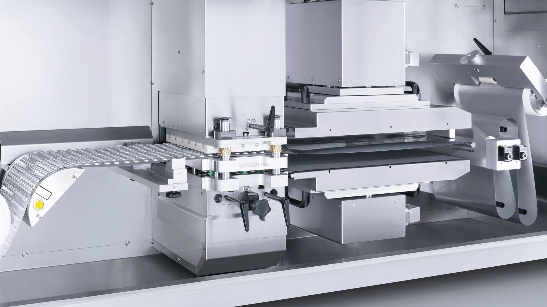 Line-type packaging system - BEC 500 - Uhlmann - blister / modular ...