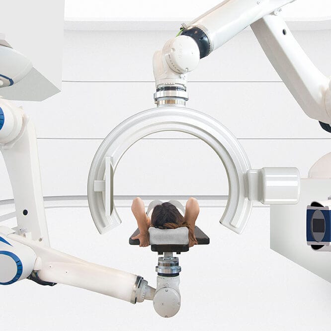 Proton therapy linear accelerator with robotized positioning table ...