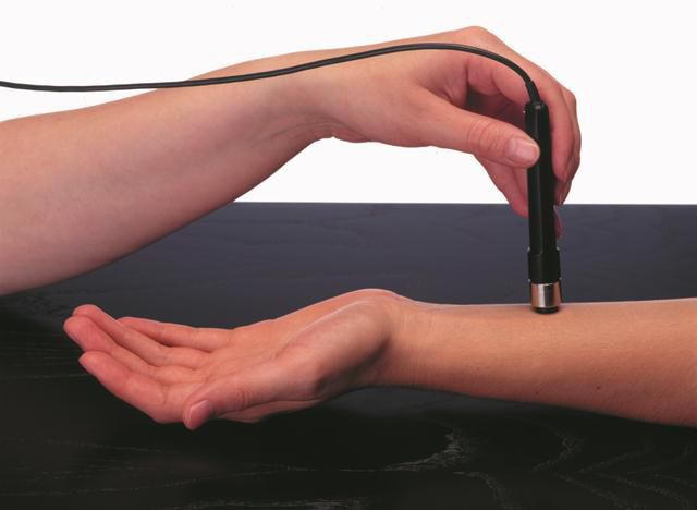 Cutaneous hydration level skin analysis system - Corneometer® CM 825 ...