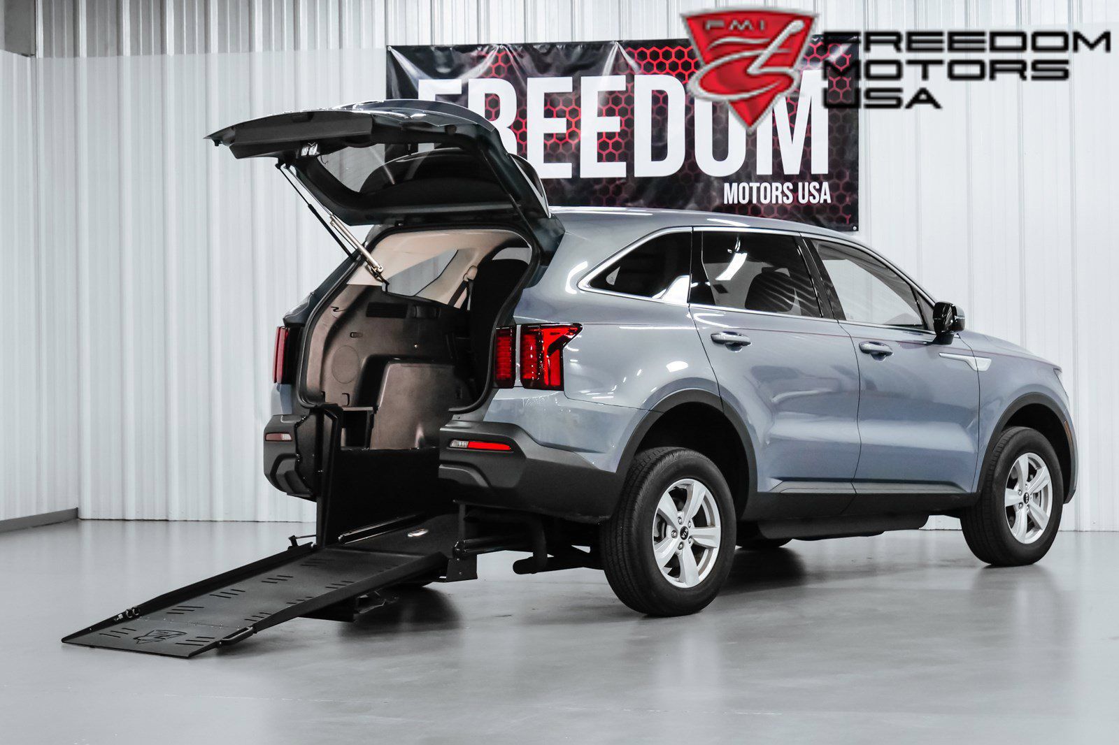 SUV wheelchair accessible vehicle - 28214 - Freedom Motors USA - rear-entry