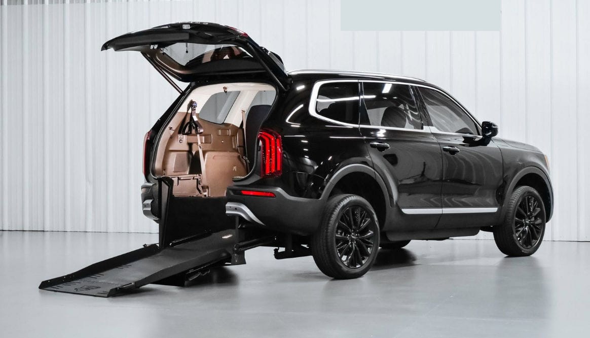 SUV wheelchair accessible vehicle - 28656 - Freedom Motors USA - rear-entry