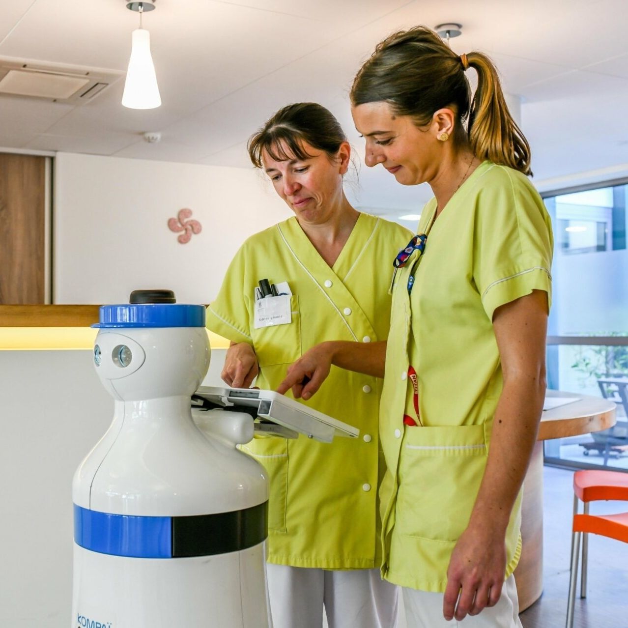 Nursing home telepresence robot - KOMPAÏ-1 / 2009 - KOMPAÏ robotics ...