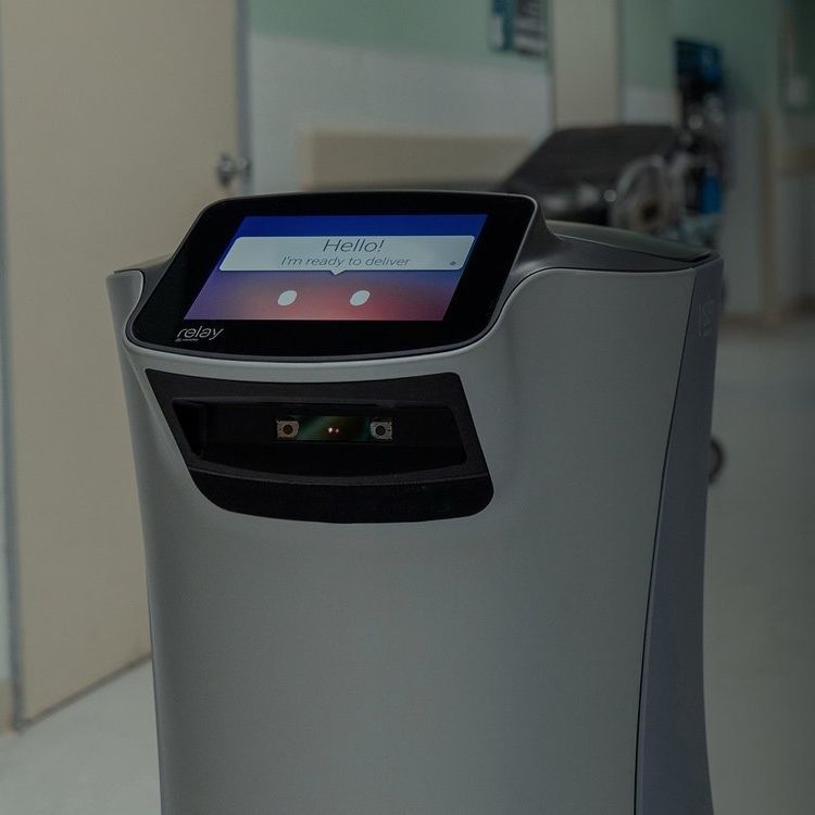 Hospital delivery robot - Relay Robotics - for medicine / sample