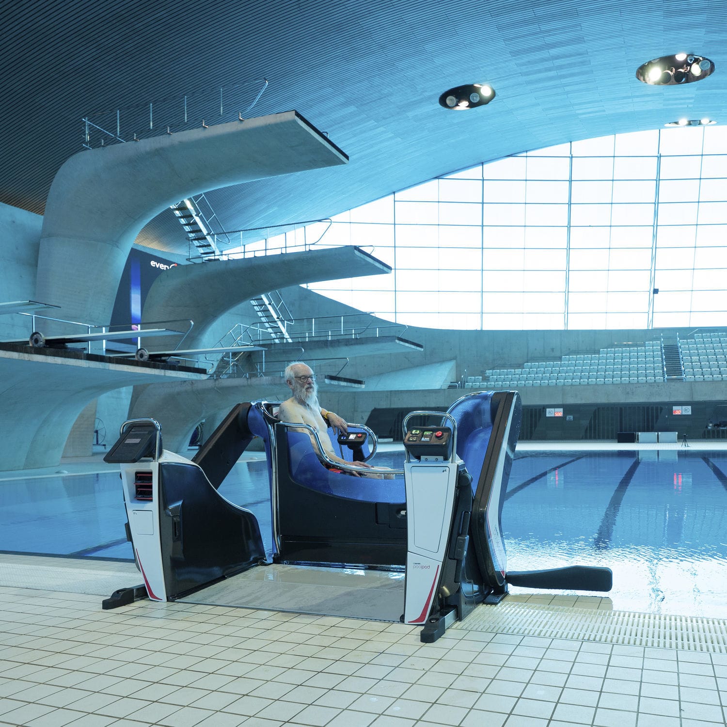 Wheelchair pool lift - poolpod 3.0® - Cotenda - electric / hydraulic ...