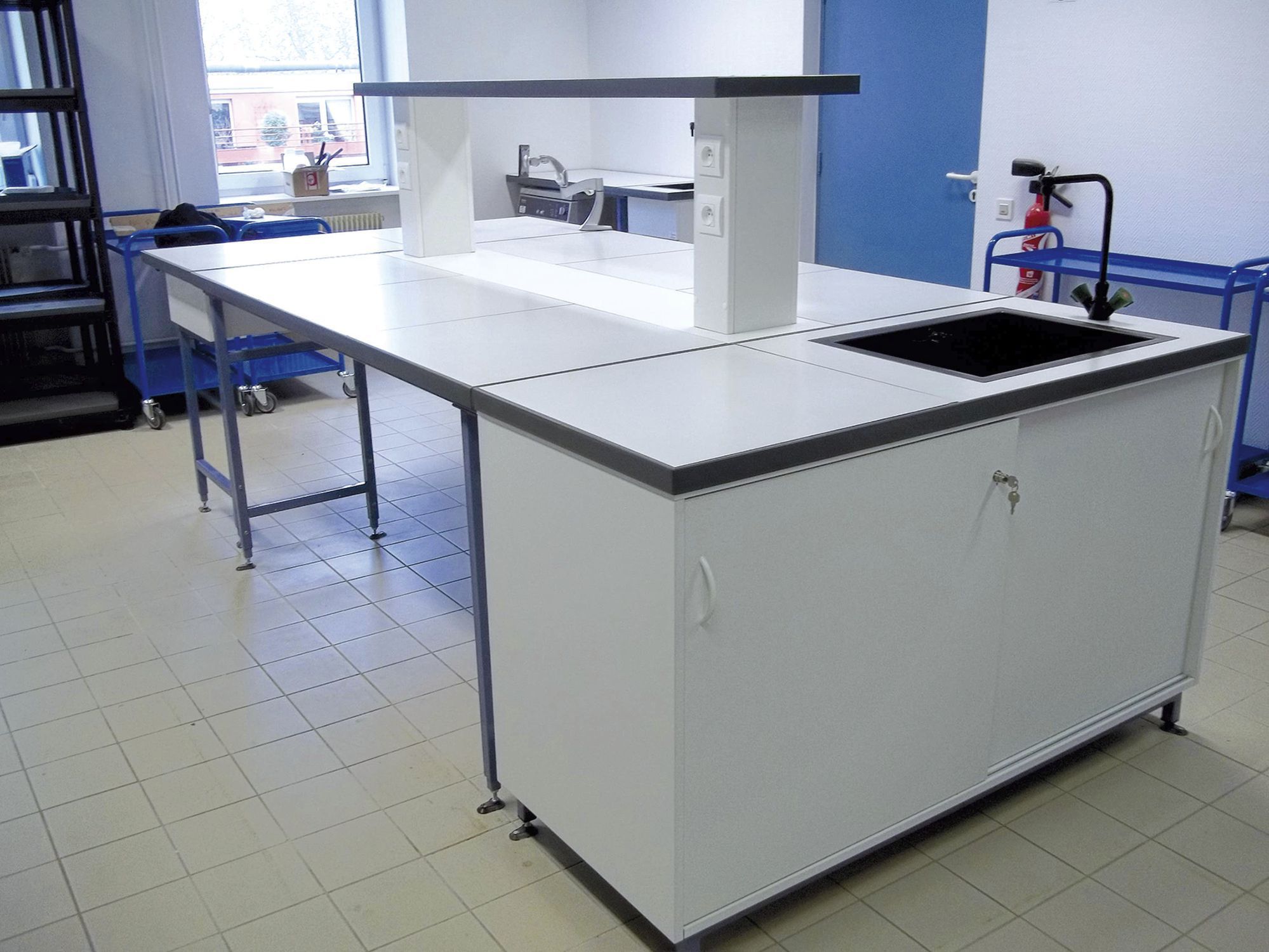 Laboratory bench with sink - 79062 series - JEULIN - freestanding ...