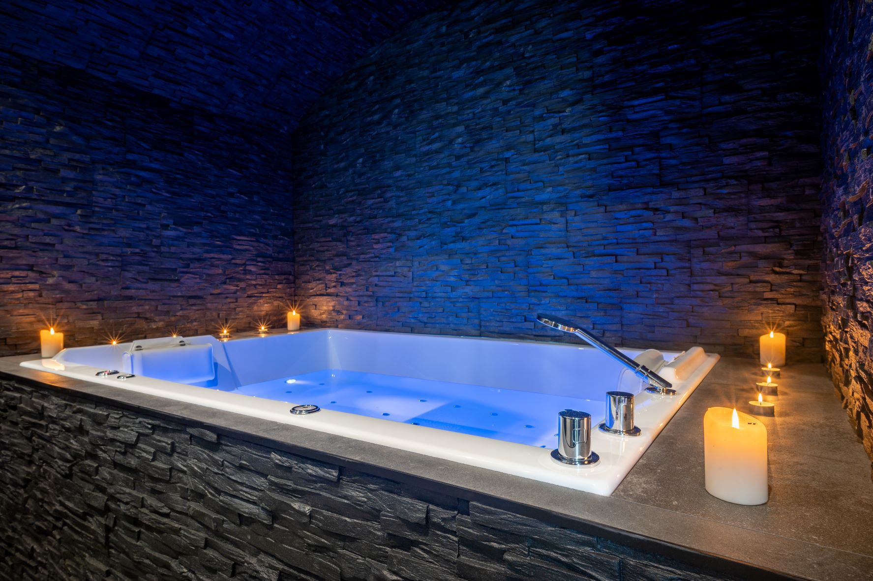 Two-seater balneotherapy bathtub - DUOLINE - Preti - in-ground / with ...