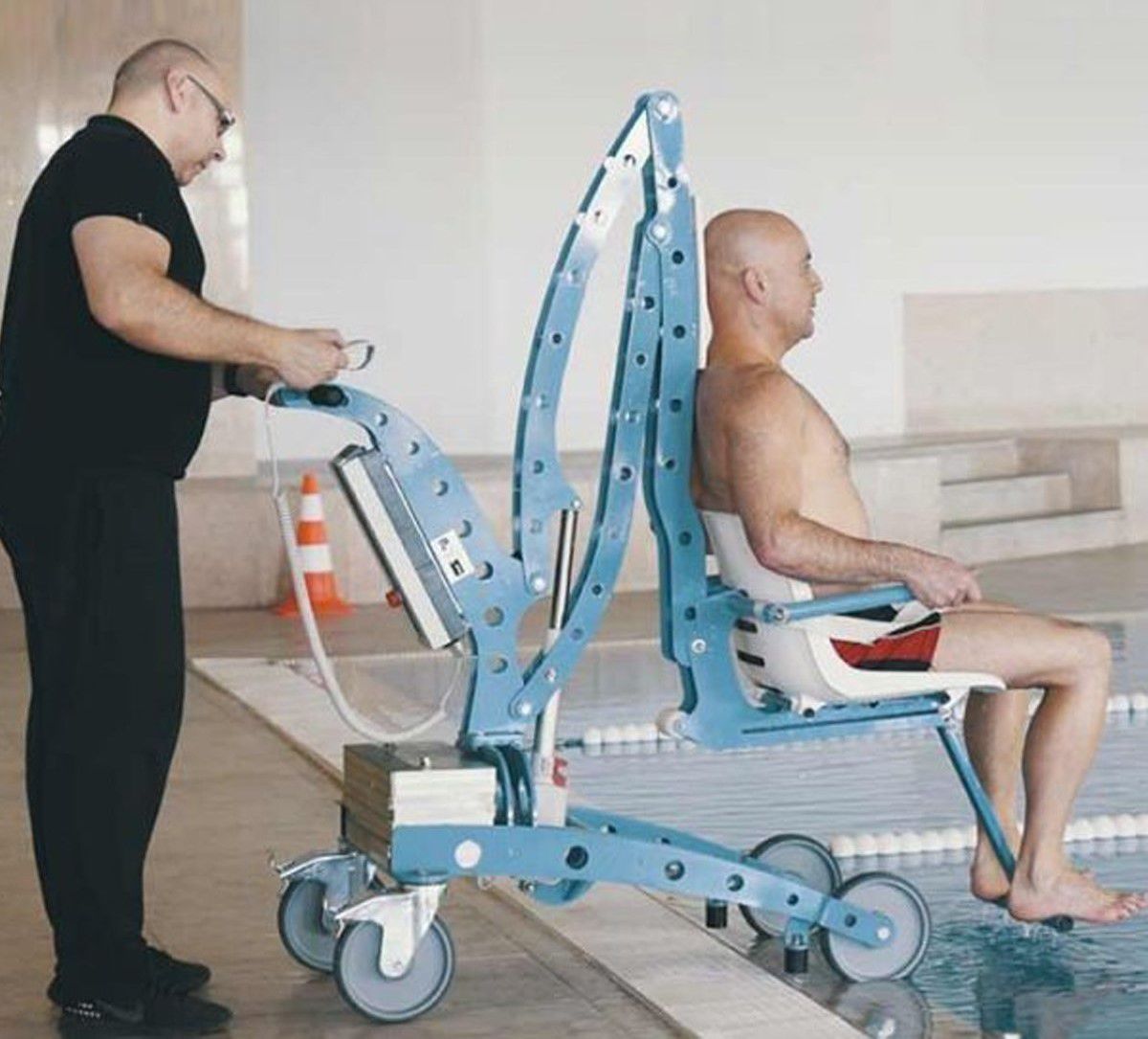 Electric pool lift - HOYKER - USA Rehabstore - on casters / portable ...