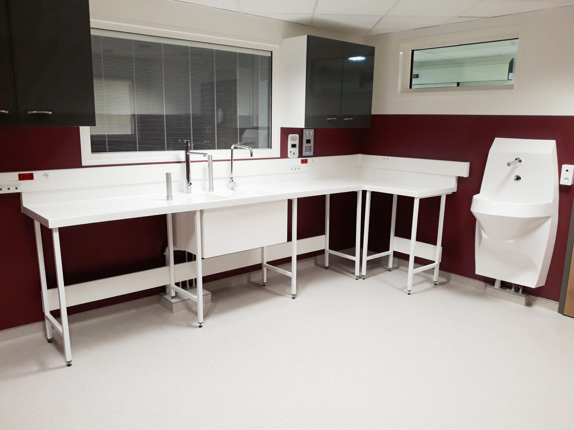 Laboratory bench with sink - BIOLUME - wall-mount