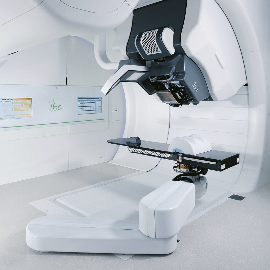 Proton therapy synchrocyclotron with robotized positioning table ...