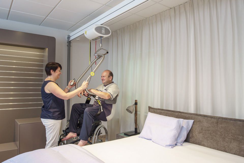 Electric patient lift - The freedom bridge - Handi-Move - free-standing ...