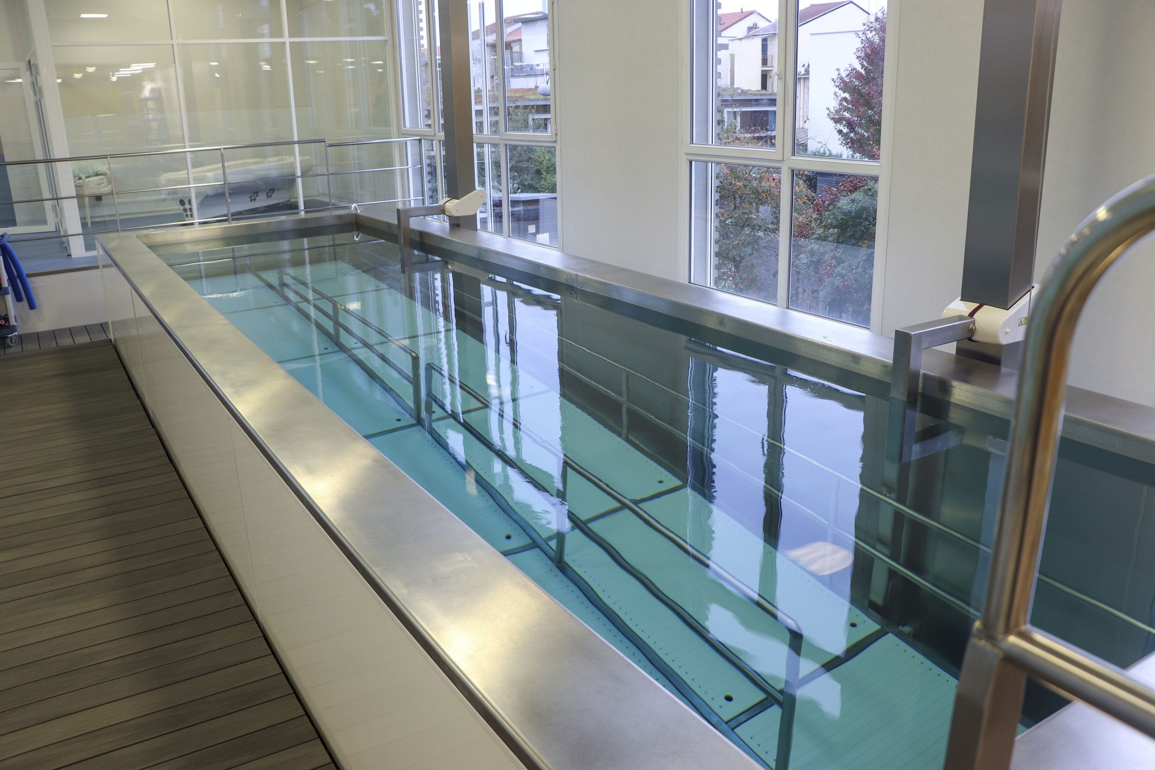 Wheelchair lifting platform - Tonic - FRANCE REVAL - swimming pool-mounted