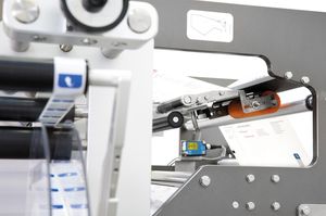 Conveyor belt labeler - L 300 - MULTIVAC - automatic / linear