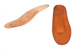 Orthopedic insole with longitudinal arch pad - 05BES - Corazza