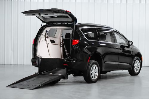 Minivan wheelchair accessible vehicle - 28684 - Freedom Motors USA ...