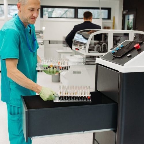 Laboratory delivery robot - NOVAMove Porter - NovaticLab - sample ...