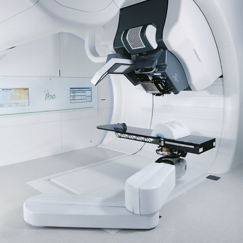 Proton therapy synchrocyclotron with robotized positioning table ...