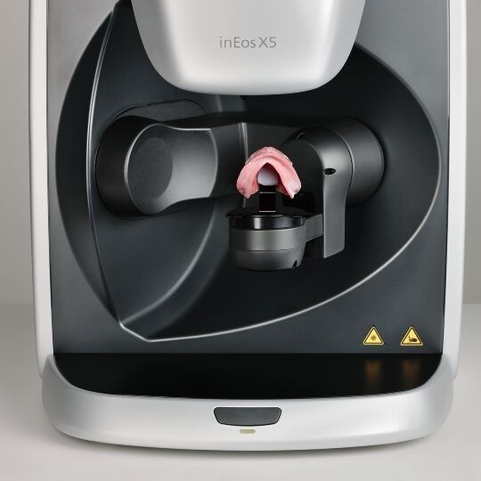 Scanner 3D para laboratório de prótese dentária - inEos X5 - DENTSPLY ...